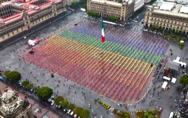 Record mondial : Mexico Forme le plus Grand Drapeau Humain LGBTQ+